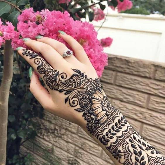 طراحی با حنا روی دست به زیباترین روش های ممکن تصاویر