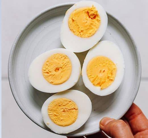 طرز تهیه “تخم مرغ آب پز” خانگی ساده و سریع + نکات تهیه